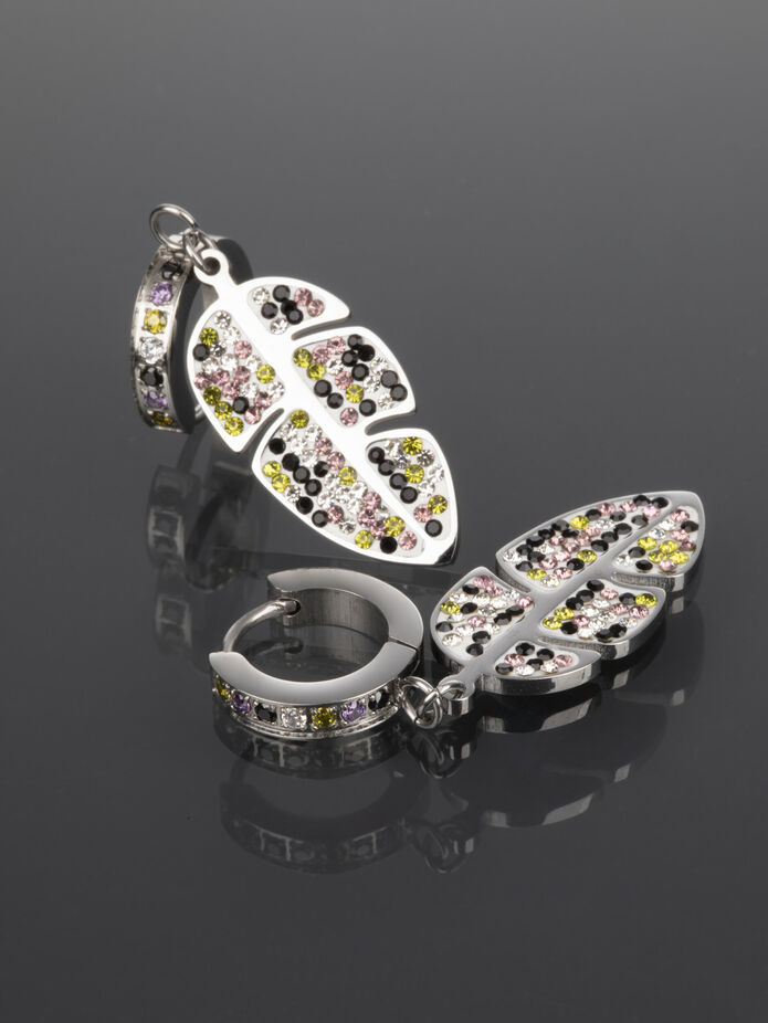 Krásné kruhové náušnice s přívěsky pírek s drobnými barevnými krystaly ...